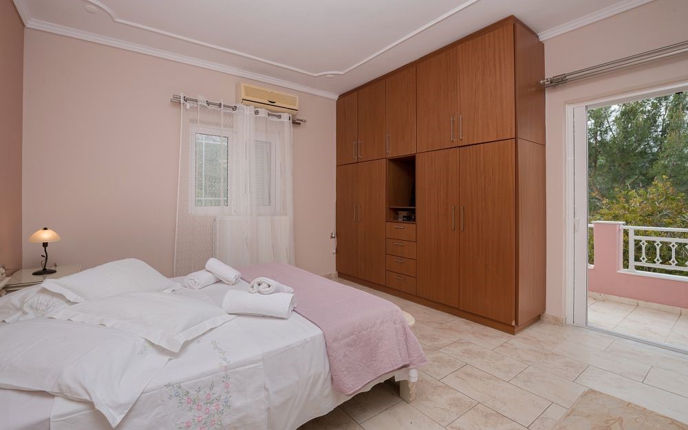 Vickys Apartment in Argassi Zakynthos Greece - Holidays in Zante Island